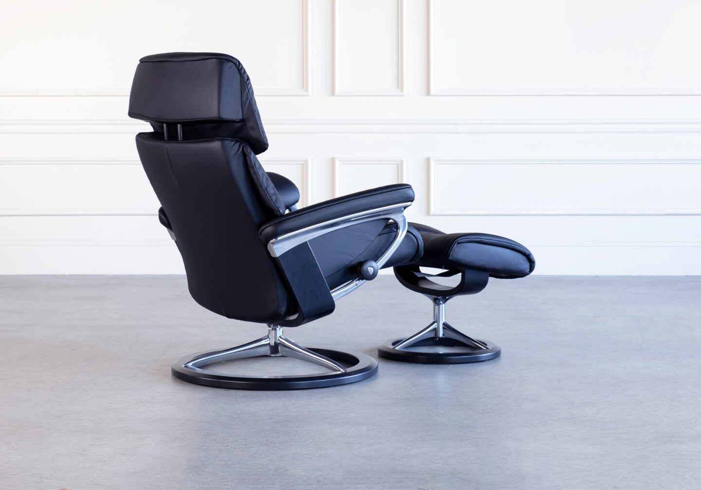 Stressless Ruby Signature Swivel Leather Recliner | ScanDesigns