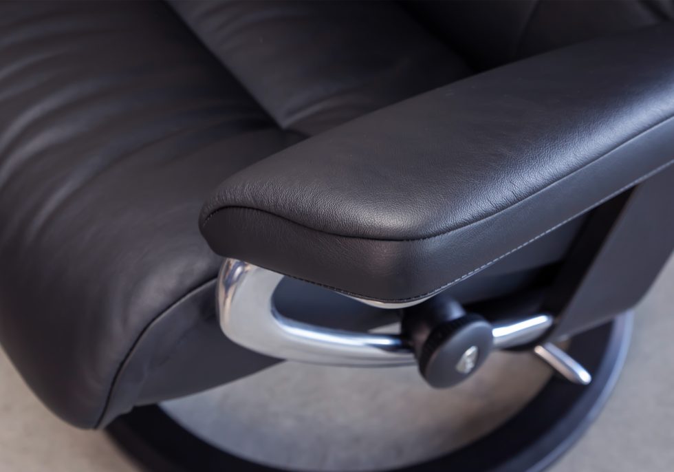 Stressless Ruby Signature Swivel Leather Recliner | ScanDesigns Furniture