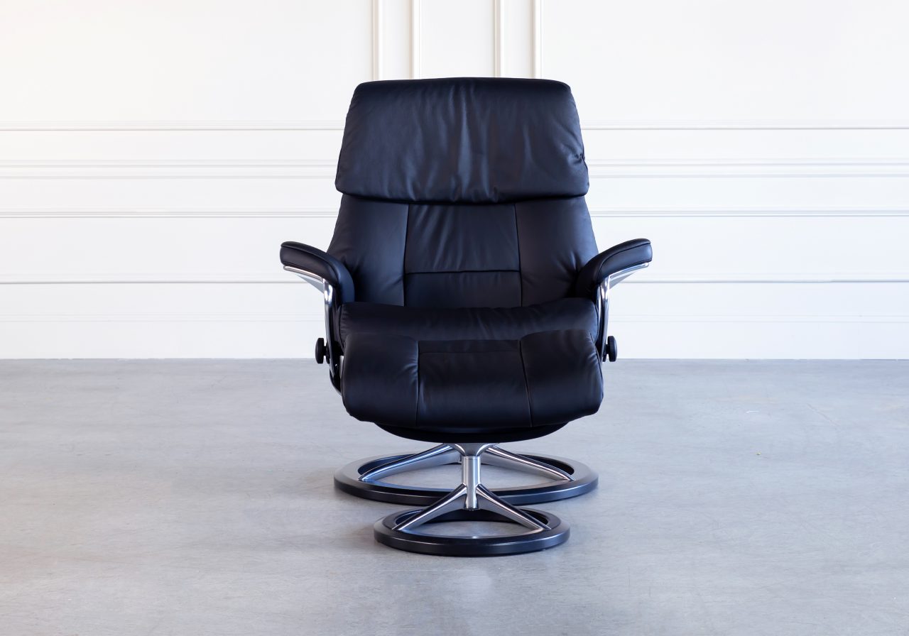 Stressless Ruby Signature Swivel Leather Recliner | ScanDesigns