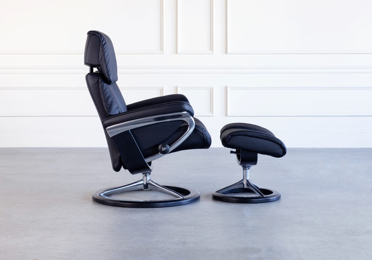 Stressless Ruby Signature Swivel Leather Recliner | ScanDesigns