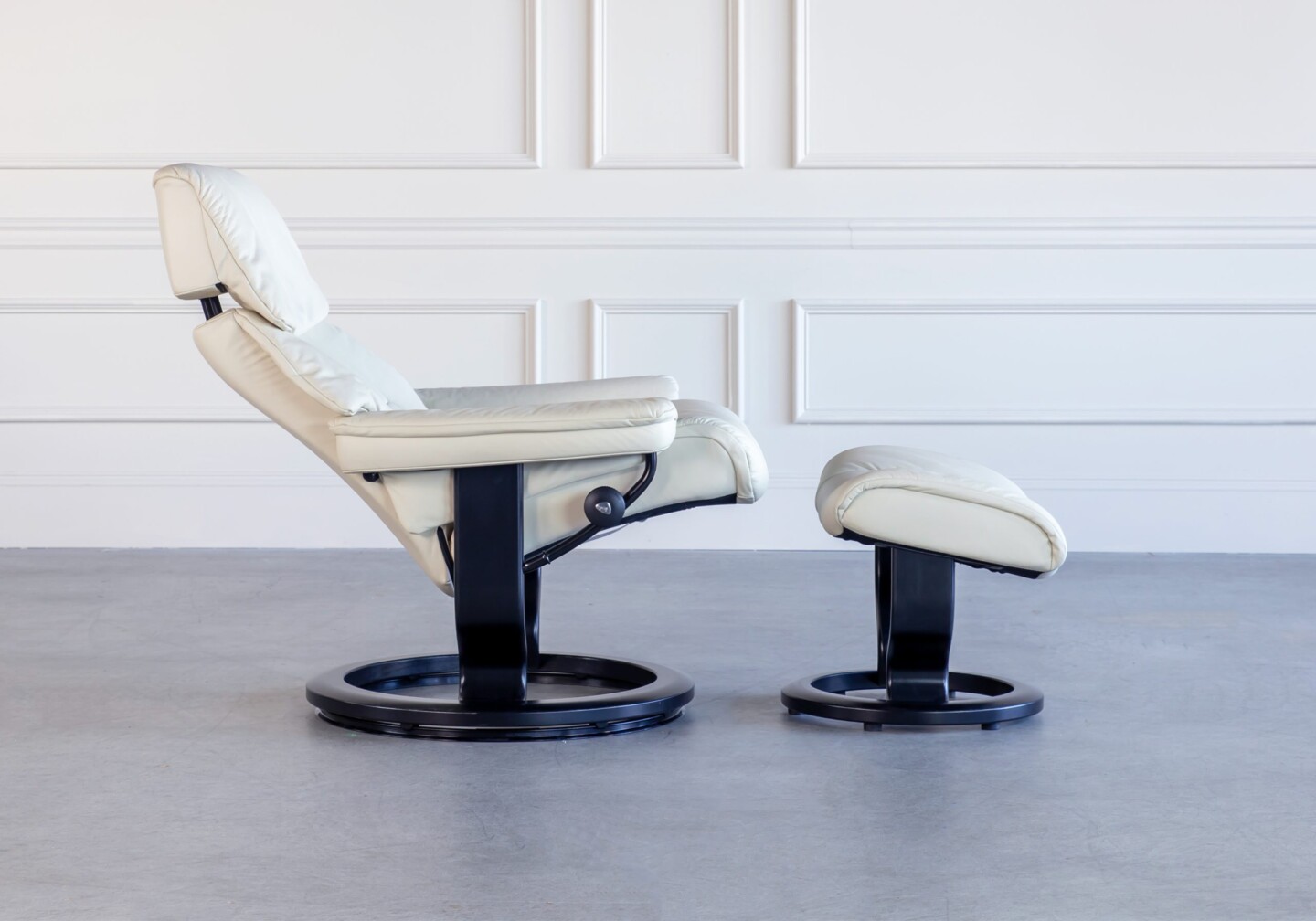 Stressless Ruby Classic Swivel Leather Recliner | ScanDesigns